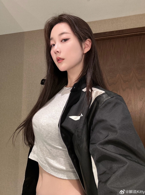 解说Kitty晒照：希望AL与BLG可以显示出来自己的风采-直播吧