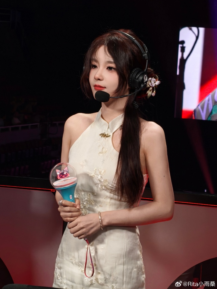 Rita晒出温哥华MSI工作照：米白中式旗袍小露直角肩,氛围感绝绝子-直播吧