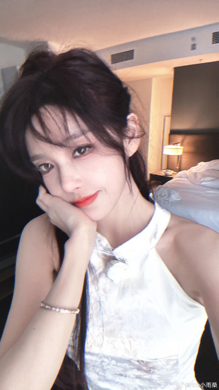 Rita晒出温哥华MSI工作照：米白中式旗袍小露直角肩,氛围感绝绝子-直播吧