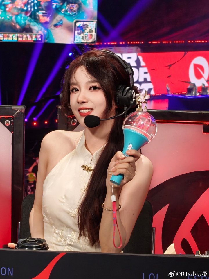 Rita晒出温哥华MSI工作照：米白中式旗袍小露直角肩,氛围感绝绝子-直播吧