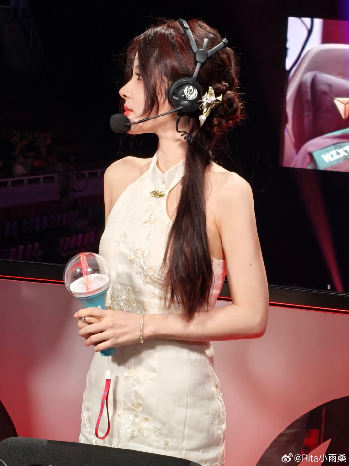 Rita晒出温哥华MSI工作照：米白中式旗袍小露直角肩,氛围感绝绝子-直播吧