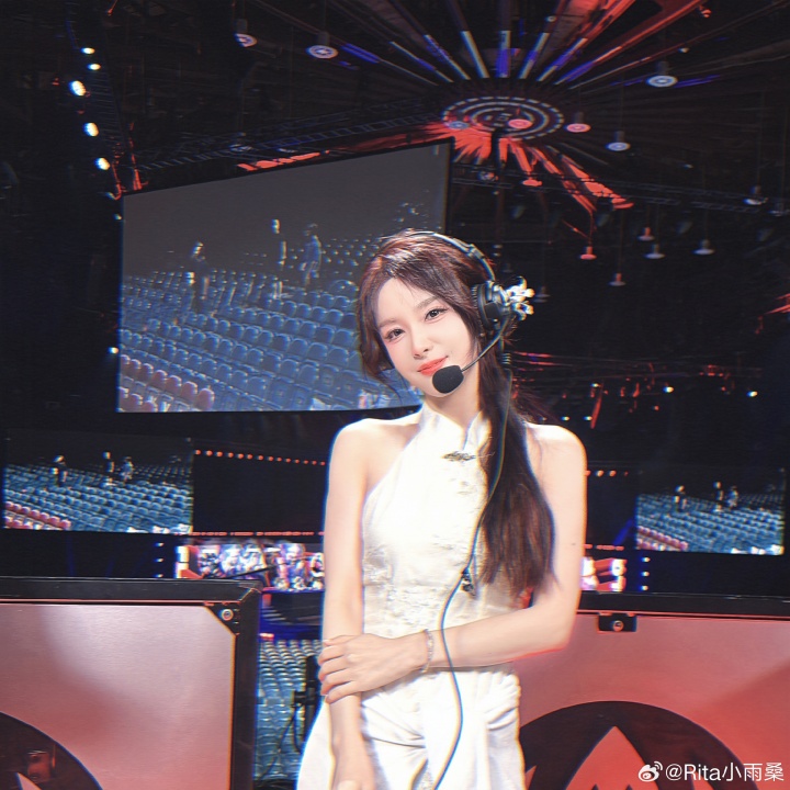 Rita晒出温哥华MSI工作照：米白中式旗袍小露直角肩,氛围感绝绝子-直播吧