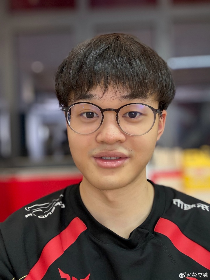 看起来挺开心的🙂前BLG打野Xun社媒晒出自拍：依旧身着JDG队服-直播吧