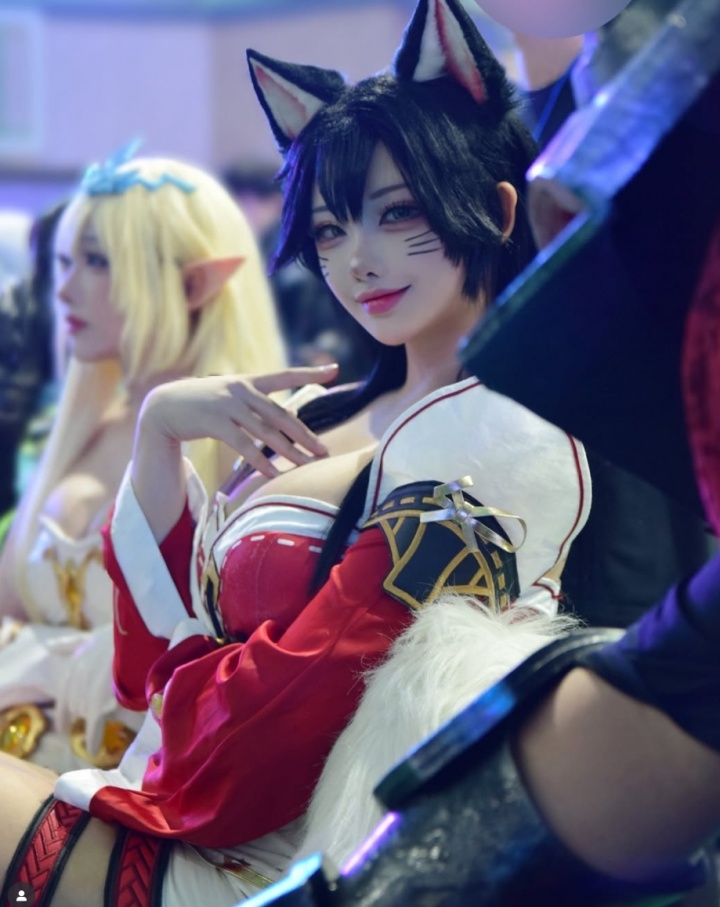 降维打击中国COSER👍BW展上超敬业韩国Cores涨粉10万😍 阿狸、卡莎韵味十足-直播吧