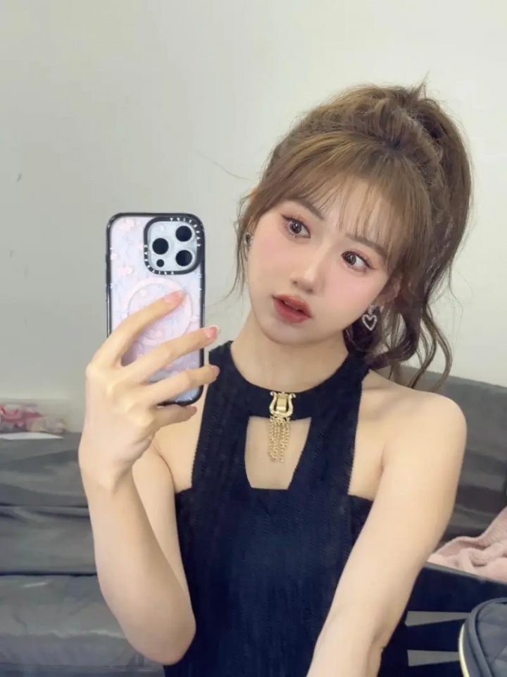 wawa好福气！LPL官方主持BaoBao晒照：飒一下 -直播吧