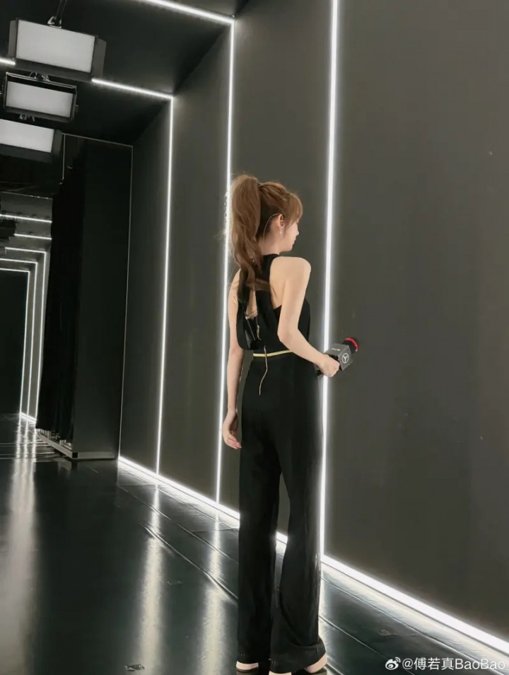 wawa好福气！LPL官方主持BaoBao晒照：飒一下 -直播吧