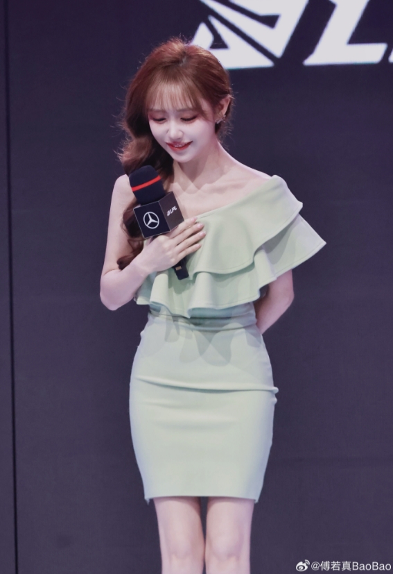 🥰保养得真好~LPL女主持Baobao晒照：青提茉莉 & 牛奶香槟-直播吧