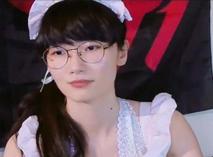 背后必有高人指点🤣女版Faker找到流量密码 直播LOL热度仅次于MLXG-直播吧