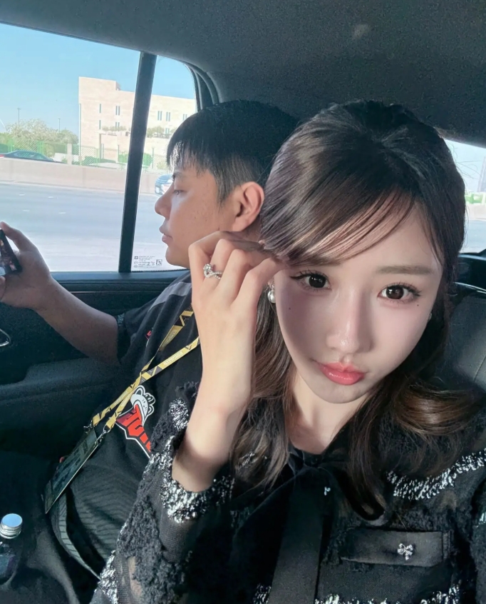 Xiaohai曾卓君妻子晒出沙特EWC参赛照片：与小孩甜蜜Kiss😘😘-直播吧