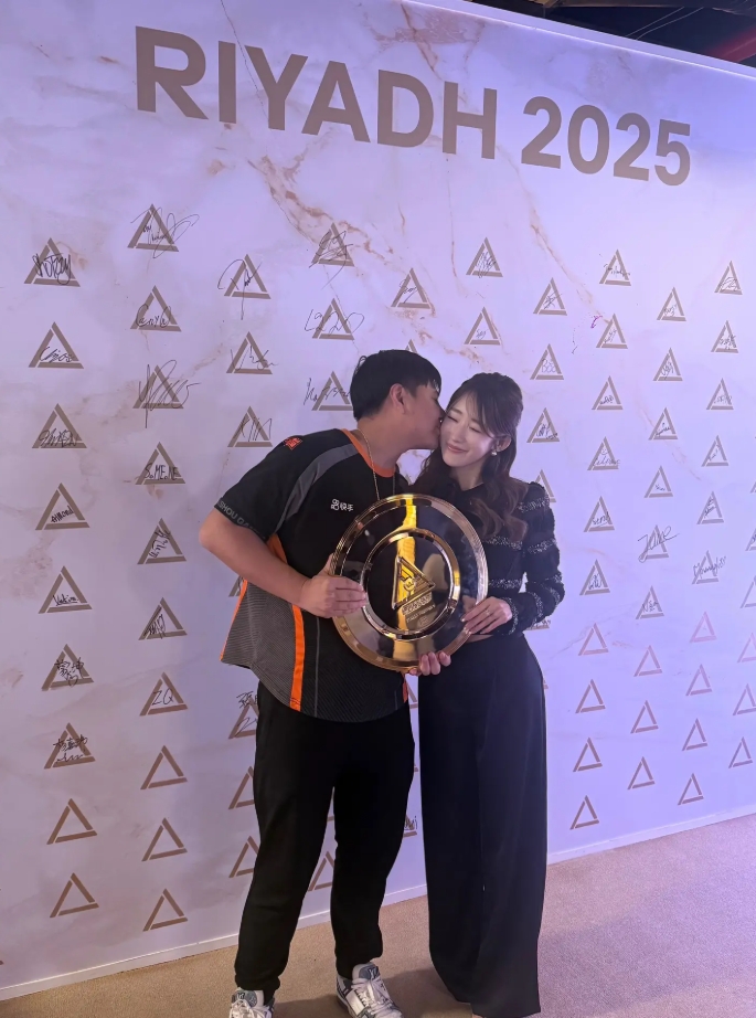 Xiaohai曾卓君妻子晒出沙特EWC参赛照片：与小孩甜蜜Kiss😘😘-直播吧