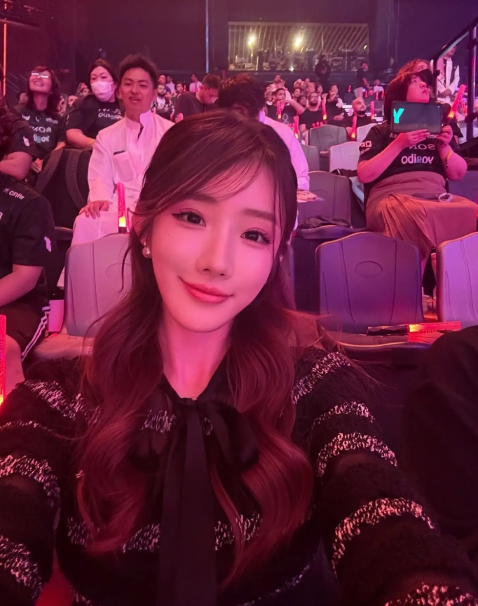 Xiaohai曾卓君妻子晒出沙特EWC参赛照片：与小孩甜蜜Kiss😘😘-直播吧