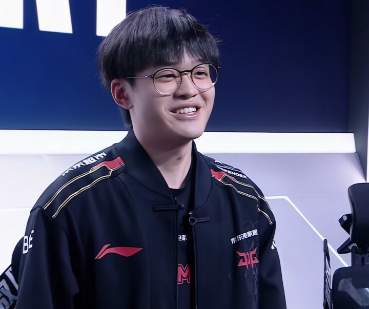 微博热议JDG淘汰WBG：Xun这个千珏像是Scout点的陪玩大哥！-直播吧