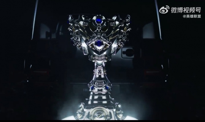 经典款召唤师奖杯回归🏆S15全球总决赛将采用经典设计S赛冠军杯-直播吧
