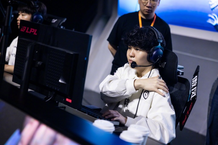 狂喷Rookie！iG超话指责BP、肉鸡：明年别再连累别人了 中单太糯了!-直播吧