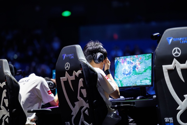 AL不敌T1现场照片：Shanks现场掩面Tarzan后台抱头，Tabe凝望Faker-直播吧