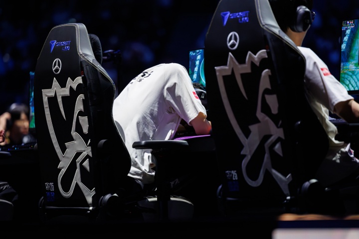 AL不敌T1现场照片：Shanks现场掩面Tarzan后台抱头，Tabe凝望Faker-直播吧