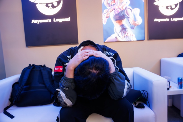 AL不敌T1现场照片：Shanks现场掩面Tarzan后台抱头，Tabe凝望Faker-直播吧