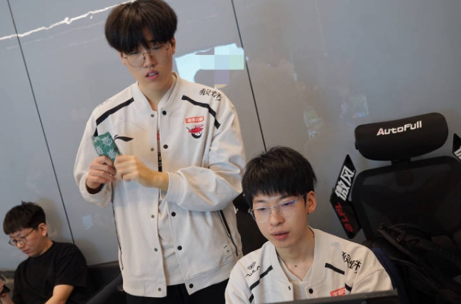 曾爆料过Deokdam加入KT的知情人士爆料：Kael想去GEN，否则就留在LPL-直播吧