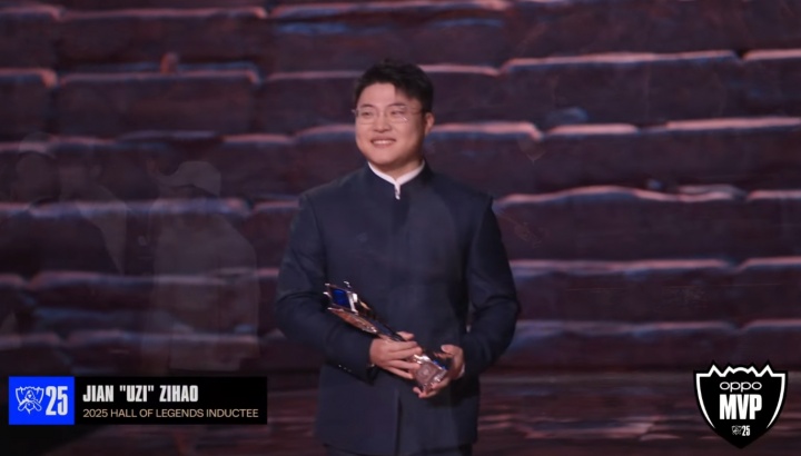 真来了！Uzi来到决赛舞台为T1夺冠FMVP选手颁奖！-直播吧