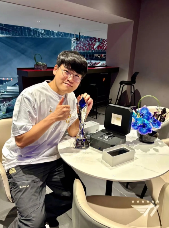 T1发布Gumayusi与FMVP奖杯合影：S15世界赛FMVP Gumayusi-直播吧