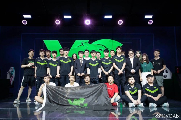 VG_Aix晒队友合照：兄弟们辛苦了 明年加油-直播吧zhibo8.cc