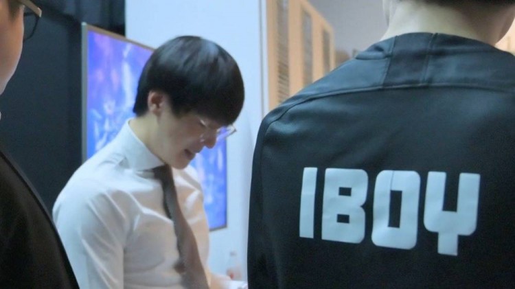 LPL赛场花絮：不论场上场下一直在鼓励队员的kkOma教练-直播吧zhibo8.cc