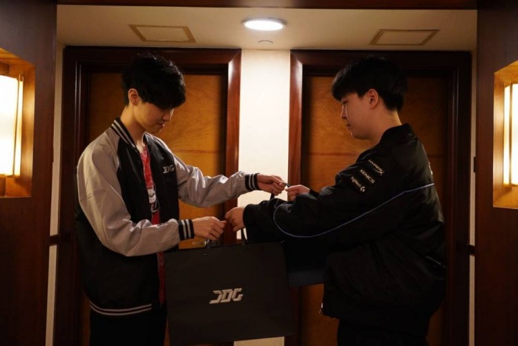 DRX晒照：传闻一直对Chovy念念不忘的Kanavi 这次终于网友面基啦-直播吧zhibo8.cc