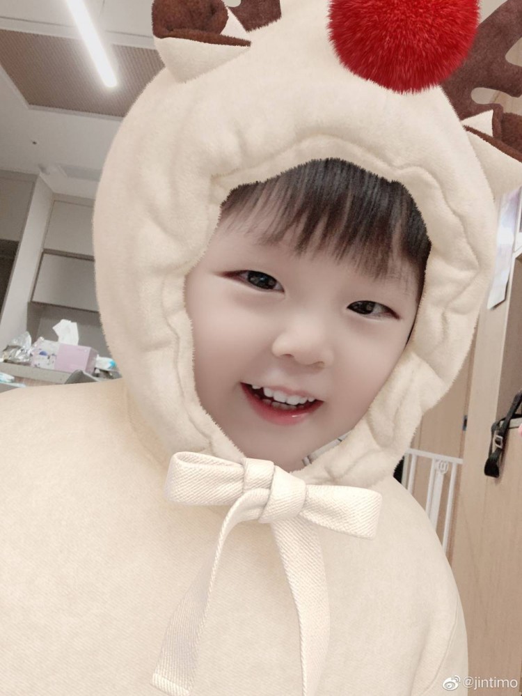 Mystic妻子晒照 一家三口的快乐圣诞节-直播吧zhibo8.cc