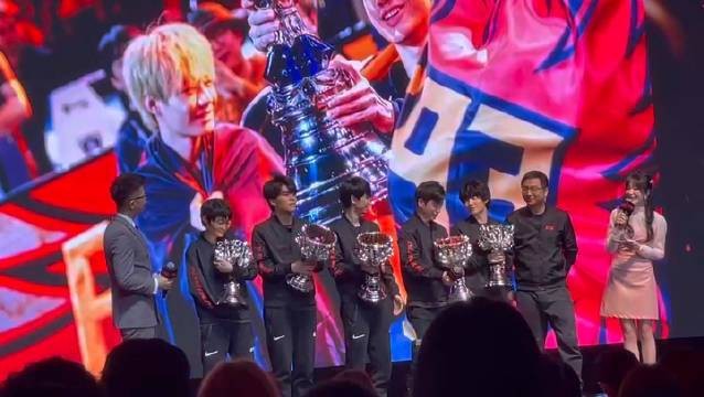 FPX三周年Xinyi退役仪式：俱乐部为Xinyi选手准备了一个退役项链-直播吧zhibo8.cc