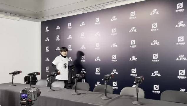 Rookie 和 TheShy 给 Xun 留了座位：坐这！兄弟！-直播吧zhibo8.cc