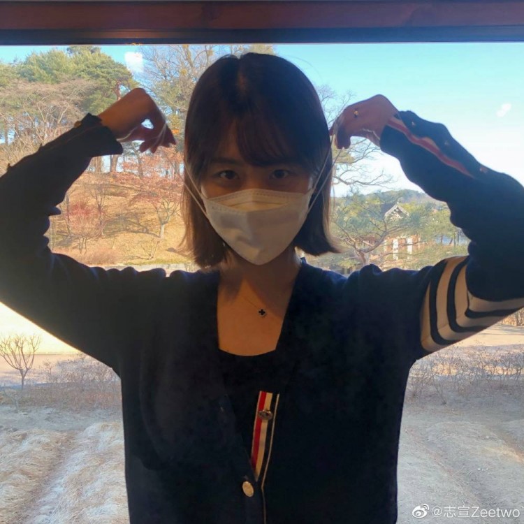 LCK女主持志宣晒新：晚上好！比心-直播吧zhibo8.cc