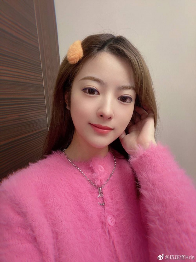 LPL官方解说Kris晒照：洗了头就是齐刘海??-直播吧zhibo8.cc