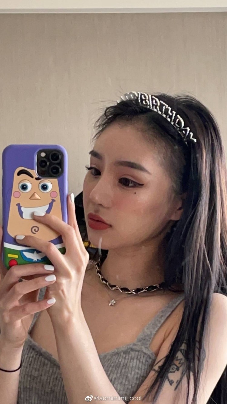 Uzi女友aomimm晒照：天气终于变暖了 可以穿春天的衣服出门啦-直播吧zhibo8.cc