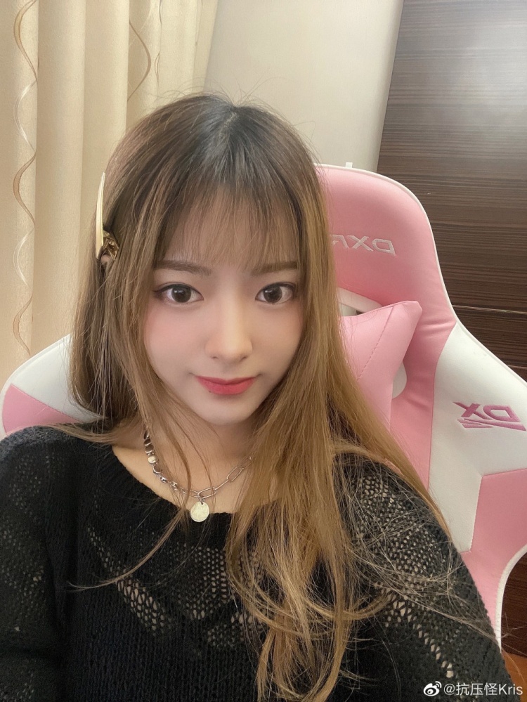 解说Kris晒照：配个啥文案好让自己显得很酷-直播吧zhibo8.cc