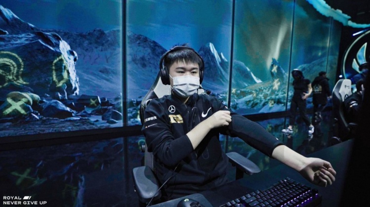 RNG晒Wei帅照：跨越高山大海的相随，身披日月光辉-直播吧zhibo8.cc