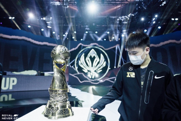 RNG晒Wei帅照：跨越高山大海的相随，身披日月光辉-直播吧zhibo8.cc