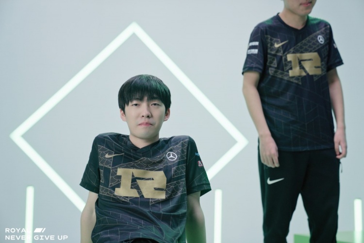 RNG晒Cryin照片：少年不惧岁月长-直播吧zhibo8.cc