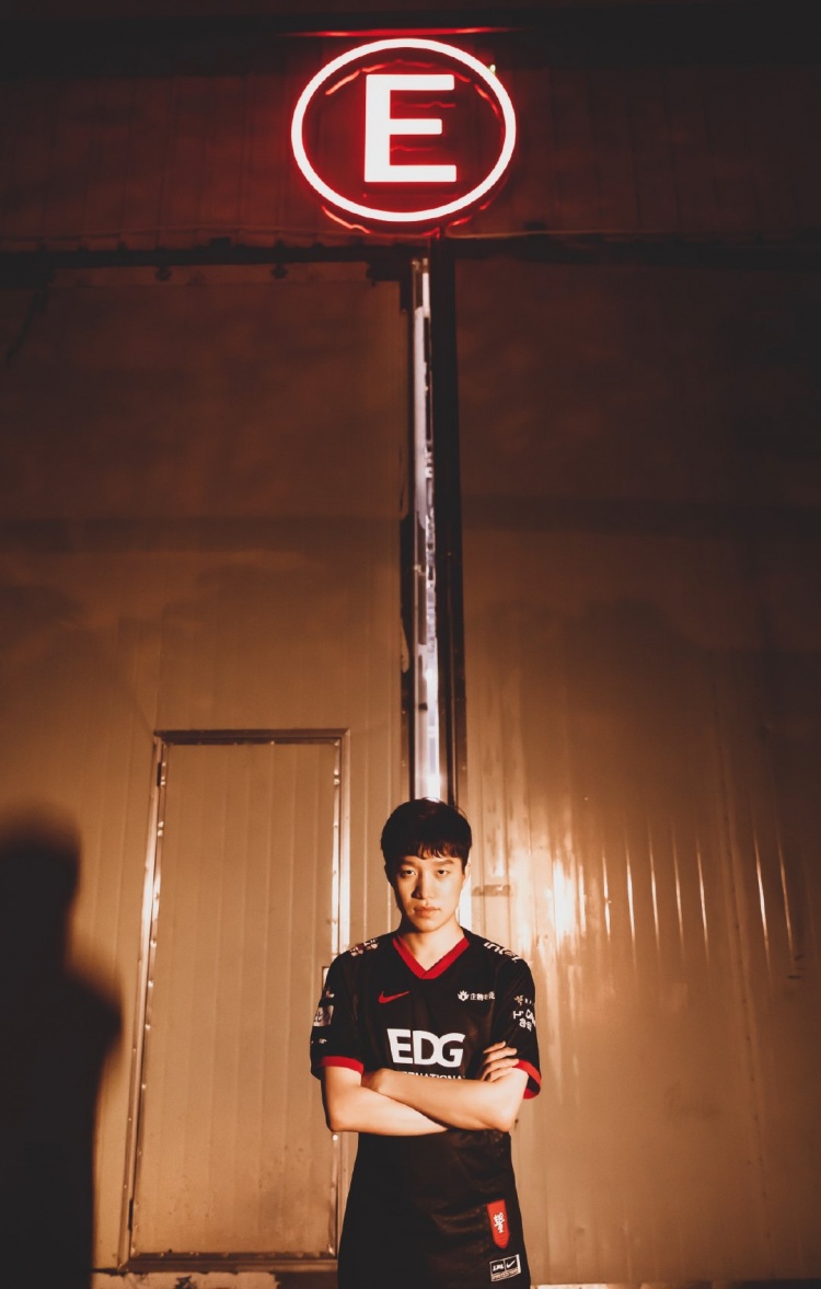 EDG晒选手定妆花絮照：夏季赛的大门即将打开，EDG加油！-直播吧zhibo8.cc