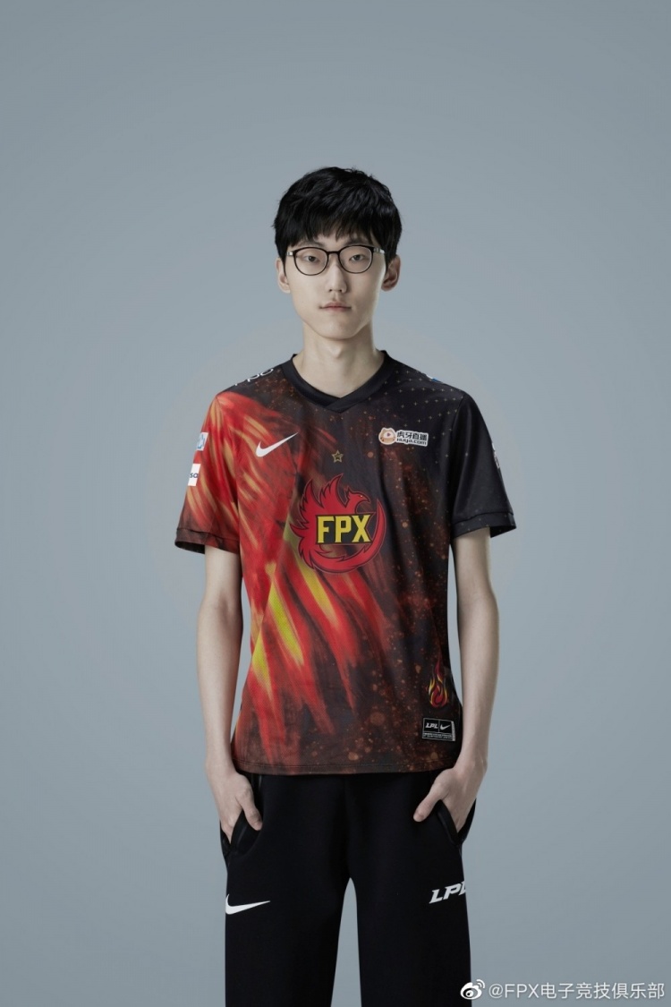 FPX官博晒新阵容夏季赛定妆照 并祝高考学生考试顺利-直播吧zhibo8.cc