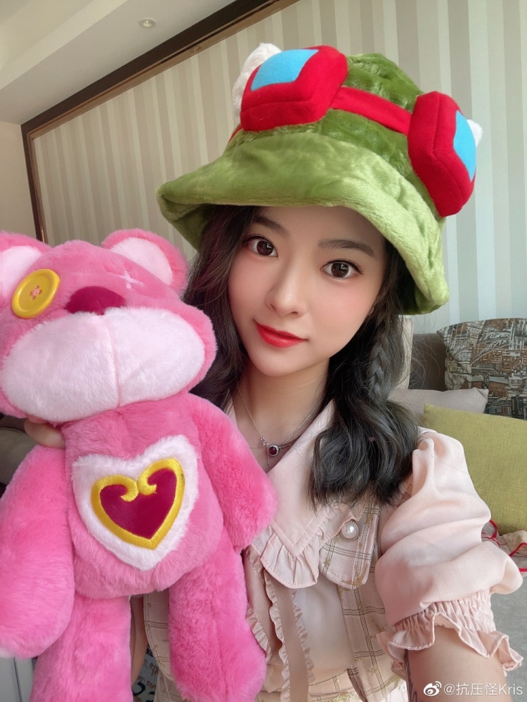 解说Kris晒照：收到的礼物 太可爱了-直播吧zhibo8.cc