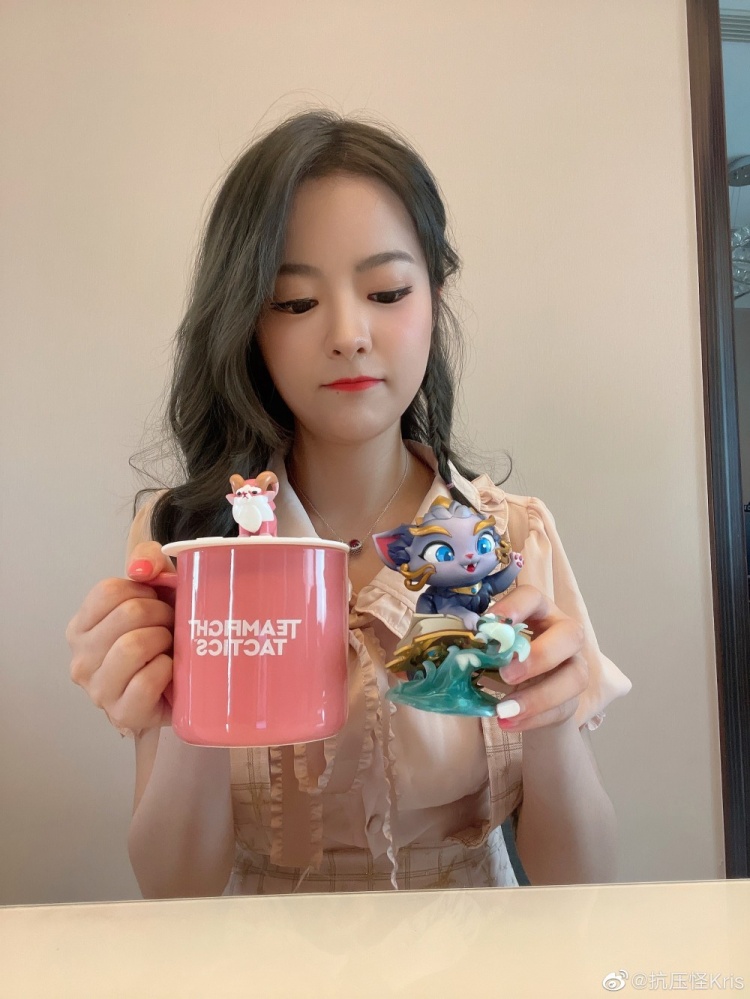 解说Kris晒照：收到的礼物 太可爱了-直播吧zhibo8.cc