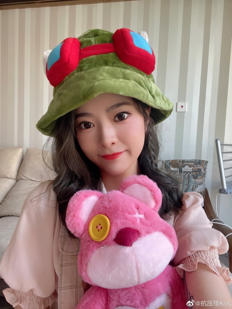 解说Kris晒照：收到的礼物 太可爱了-直播吧zhibo8.cc