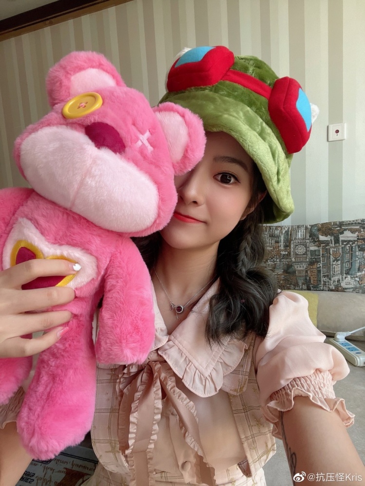 解说Kris晒照：收到的礼物 太可爱了-直播吧zhibo8.cc