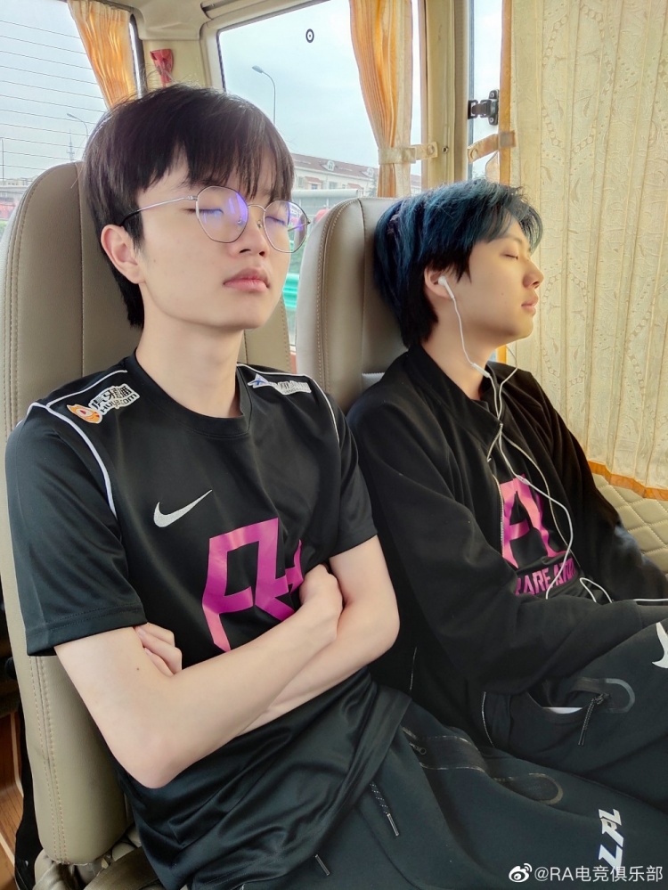 RA赛前图集：闭目养神的iBoy与Leyan-直播吧zhibo8.cc