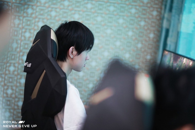 RNG更新选手日常照：新的一周继续加油哦-直播吧zhibo8.cc