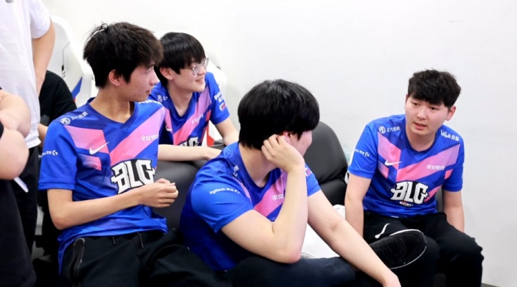 BLG赛后花絮：队友正在听Biubiu“指挥”-直播吧zhibo8.cc