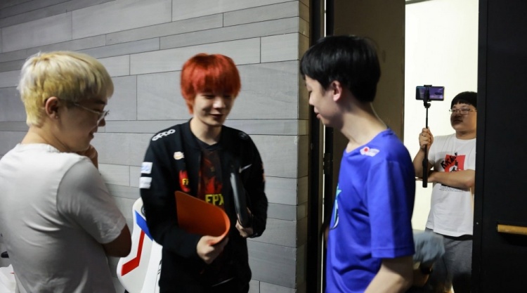 UP、FPX互动花絮：Crisp找Smlz借鼠标垫-直播吧zhibo8.cc