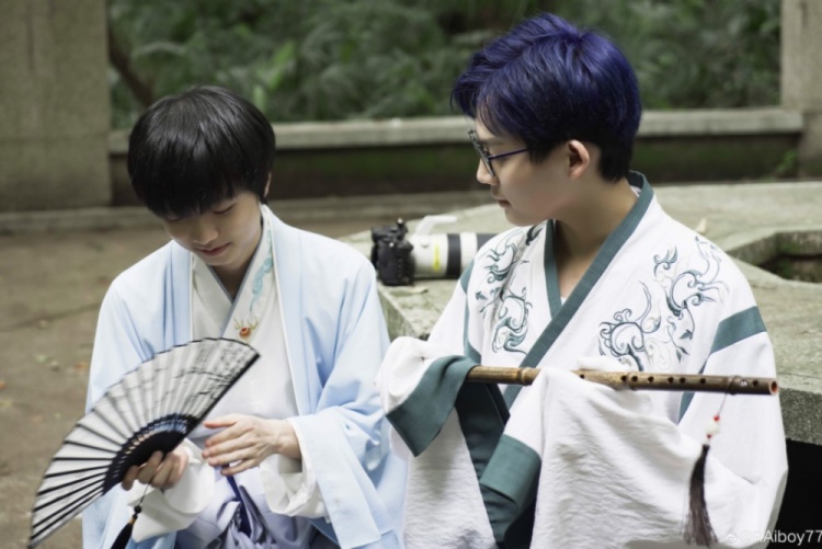 RA.iBoy晒与Leyan合照：尝试下汉服-直播吧zhibo8.cc