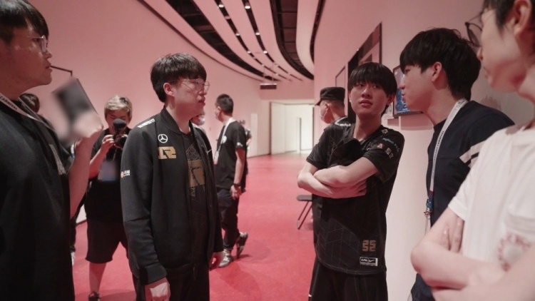 RNG赛后花絮：小明小虎在后台gank姿态Mlxg和严君泽-直播吧zhibo8.cc