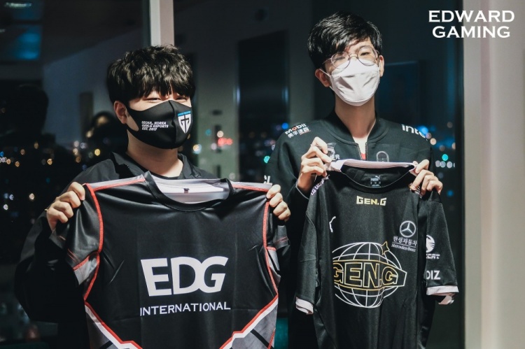 EDG分享Jiejie与Clid分享队服：友谊比赛都值得纪念 赛场见啦～-直播吧zhibo8.cc